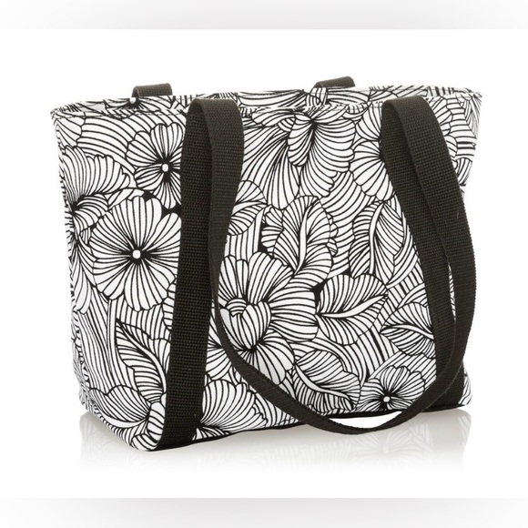 thirty-one | Bags | Thirty One Classic Day Bag In Black And White ...